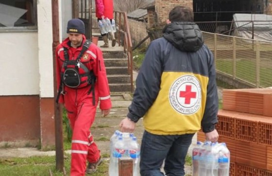 GRAD OPUZEN UPUTIO PRVU POŠILJKU: Preko tri i pol tisuće litara vode za ...
