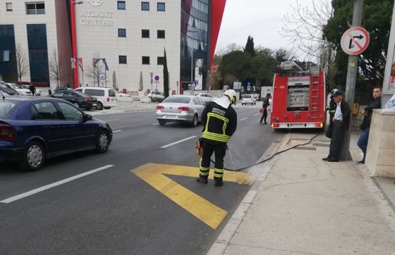 VATROGASCI INTERVENIRALI Zapalila se hrpa lišća u šahtu u Gružu (FOTO ...