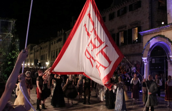 O LIJEPA, O DRAGA, O SLATKA SLOBODO! Klicala je uglas publika, otvorene ...