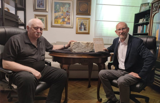 VRIJEDAN ARHEOLOŠKI NALAZ Niko Kapetanić poklonio Općini Konavle kamen ...