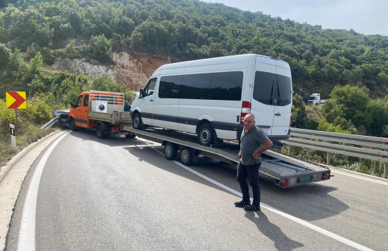 PROMETNA U ŠTIKOVICI Kamion s prikolicom sudario se s autom, a auto će vući vozilo s prikolice ...