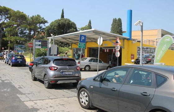 Vozač mrtav pijan udario u zid javne garaže, a kasnije i u pješaka ...