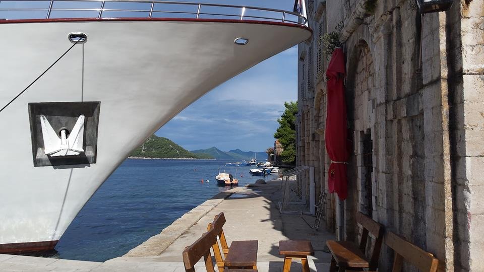 NEVJEROJATNA SLIKA SA ŠIPANA Provom broda 'napao' staru kuću ...