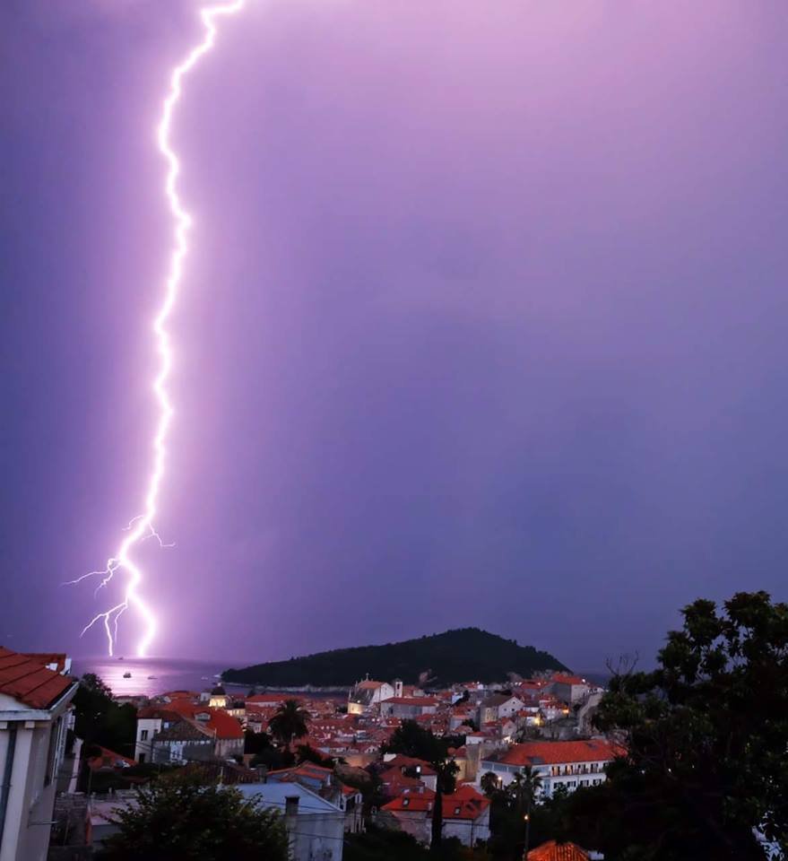 SNIMILI ČITATELJI Spektakularne fotografije munja poviše Grada (FOTO ...