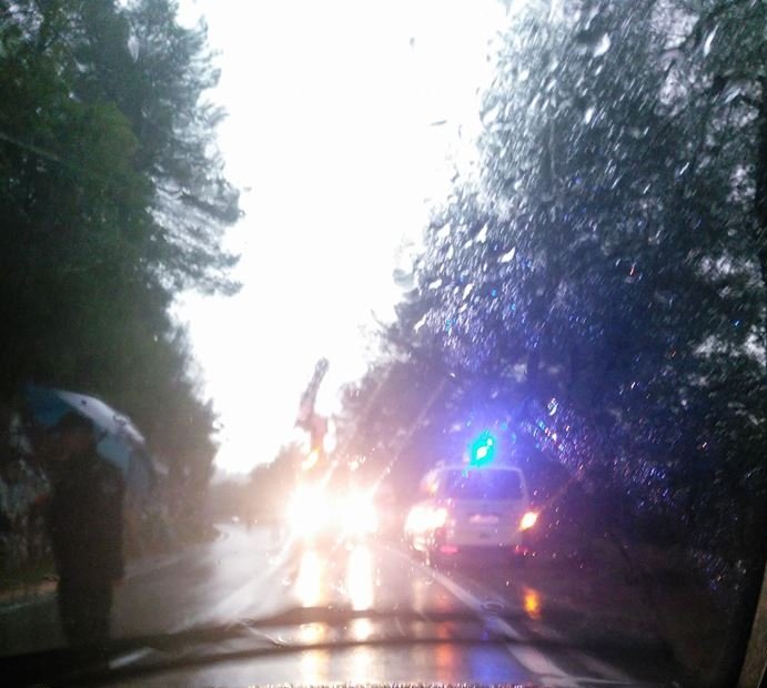 POMALO KROZ SLANO Zatvorena jedna prometna traka, izvlači se kamion ...