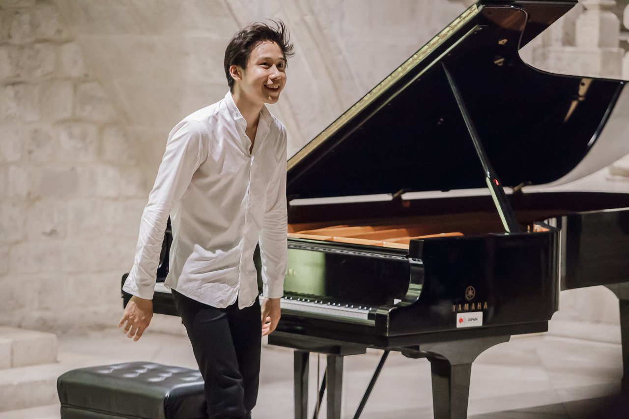 Večeras u Dvoru ekscentrični američki pijanist Evan Shinners ...