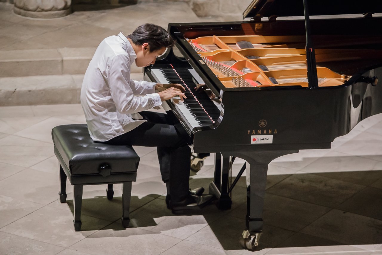 Večeras u Dvoru ekscentrični američki pijanist Evan Shinners ...