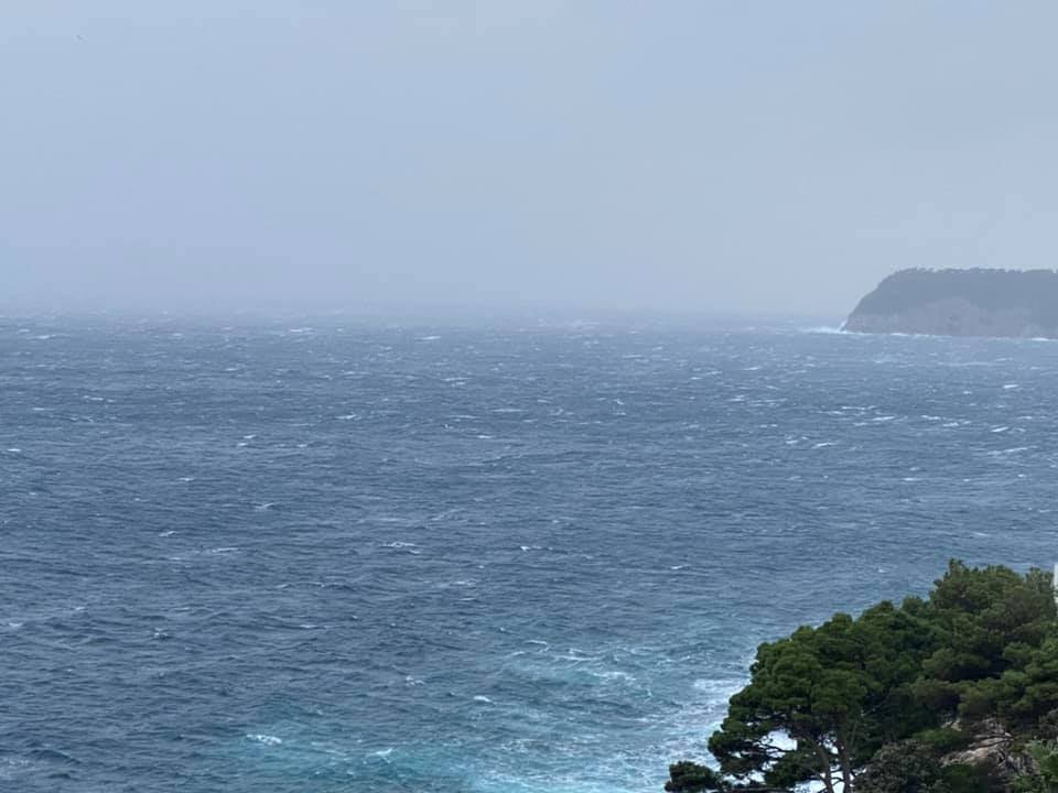 OLUJNO NEVRIJEME U prekidu brodske linije, most zatvoren, na moru ...