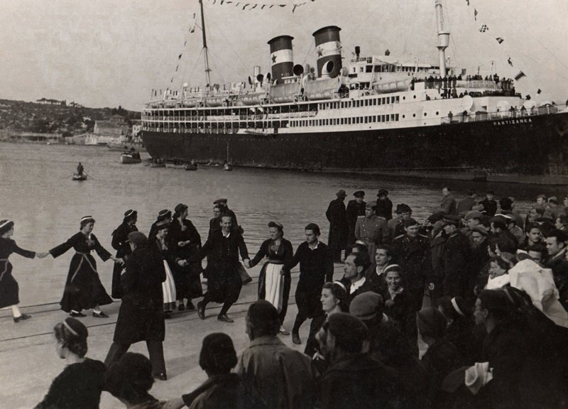 Kako su se naši iseljenici brodom Partizanka vraćali iz Australije ...