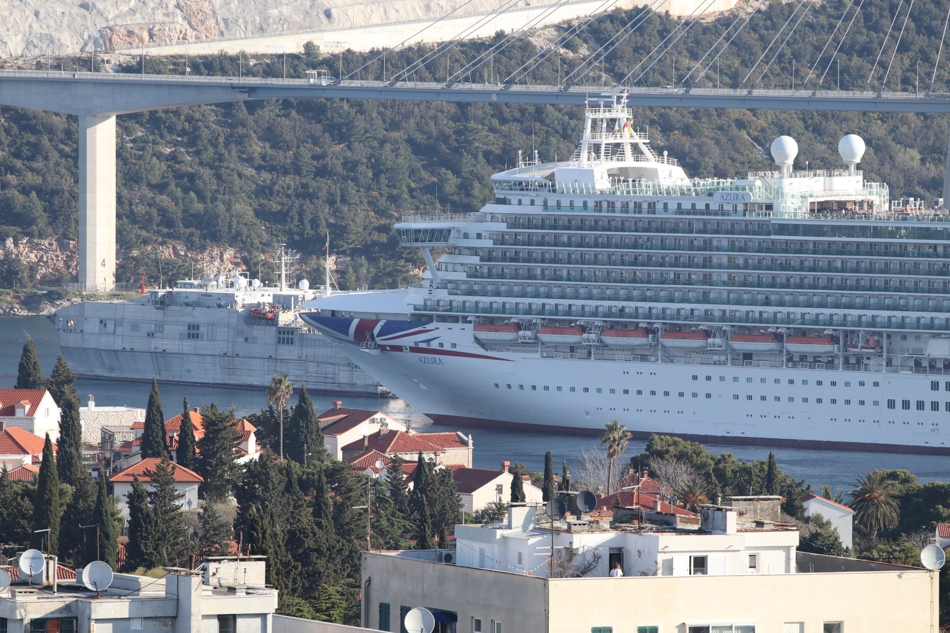 GIGANTSKA AZURA Jutros je u Dubrovnik uplovio kruzer koji zbog veličine ...