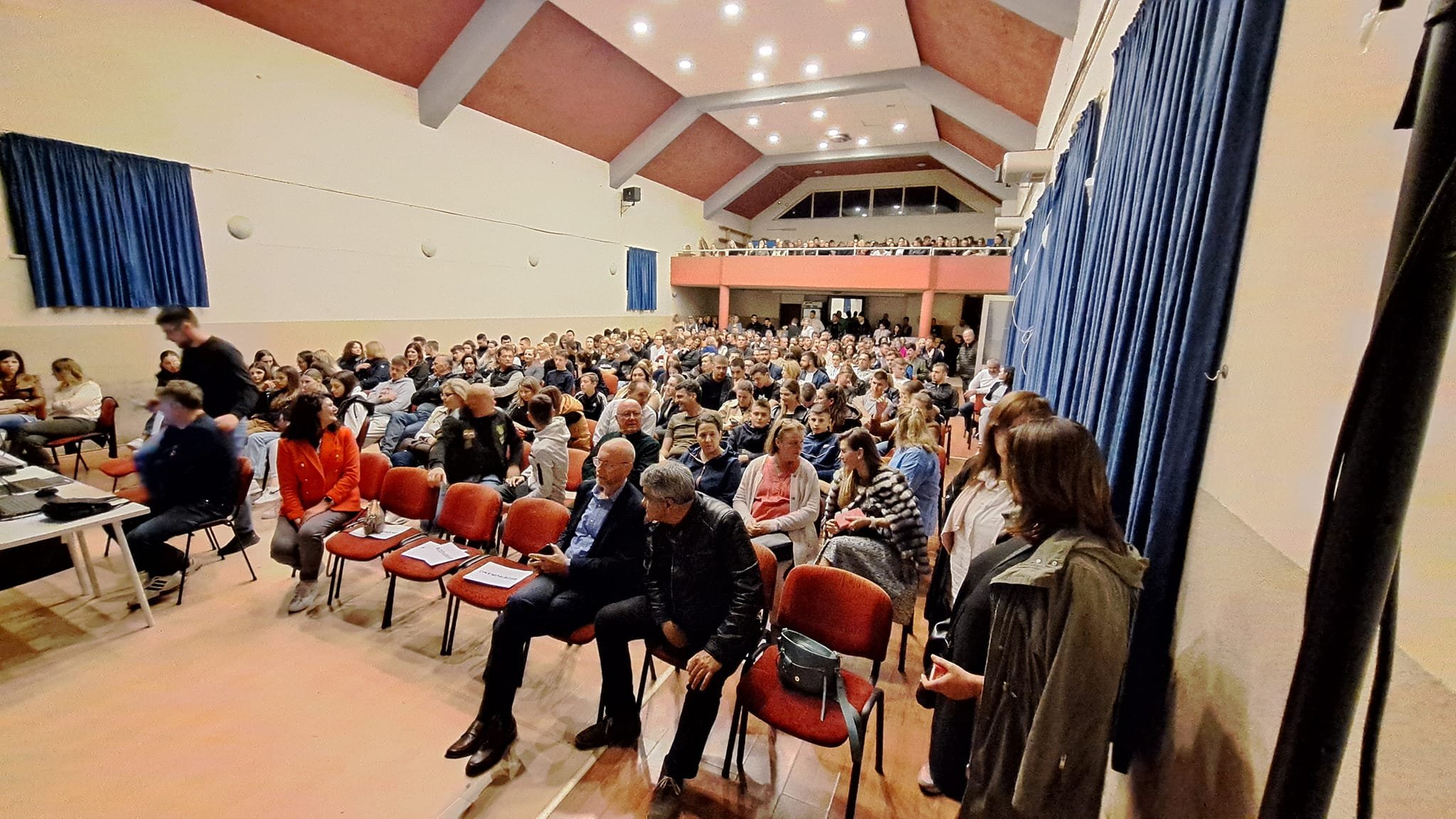 STOKA NAPUNIO DOM U ČILIPIMA Poznati reper govorio o paklu droge: 'Na ...