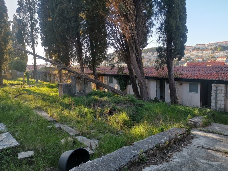 Usred Lapada pravi biser se raspada, a od vlasnika ni traga ni glasa ...