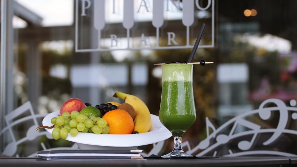 NOVA PONUDA PRIMAMLJIVA I ZA DOMAĆE! Piano bar Hotela Lero je pokretač ...