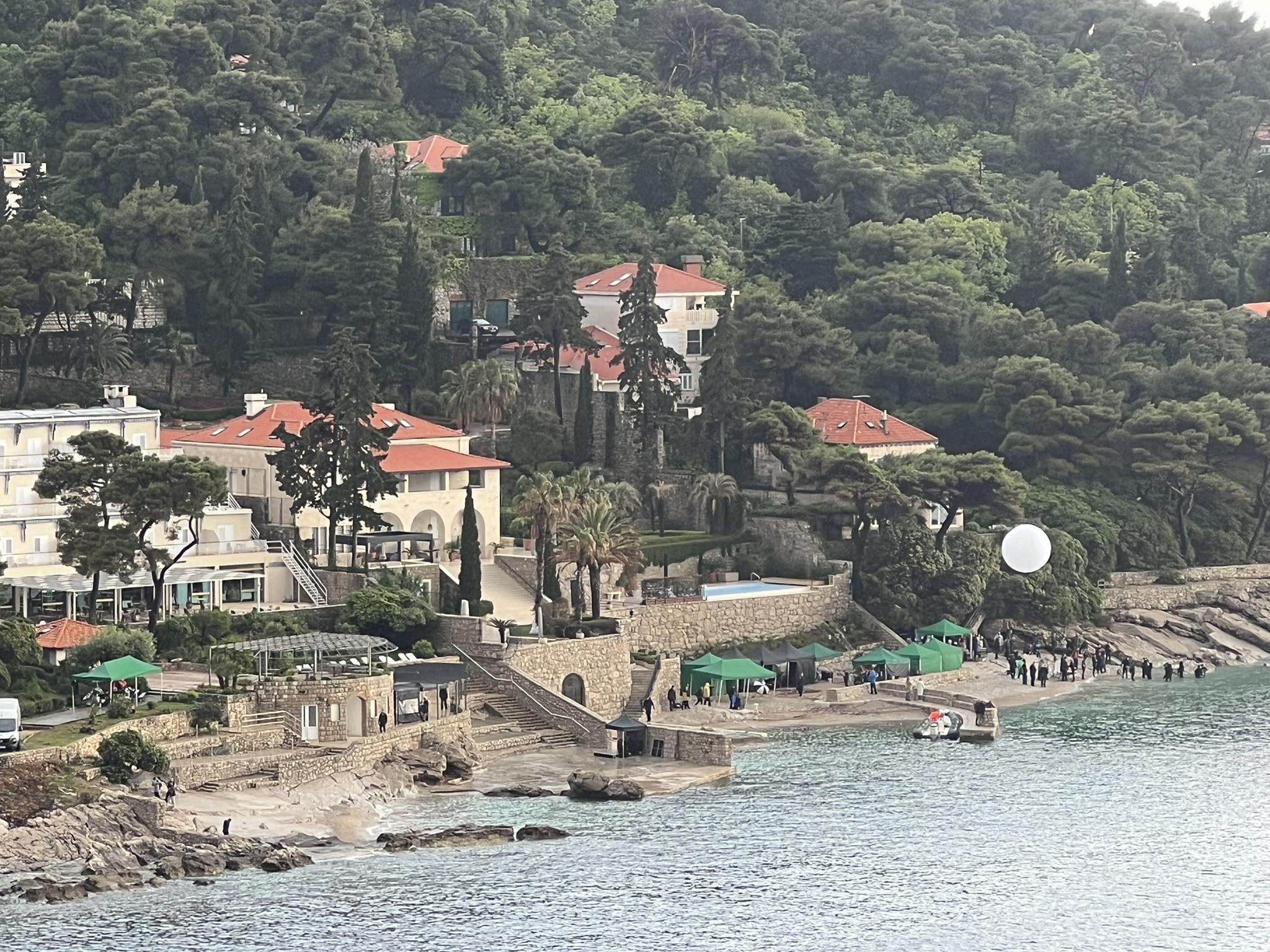 LOKACIJA: TITOVA VILA Snimateljska ekipa uočena na poznatoj plaži ...