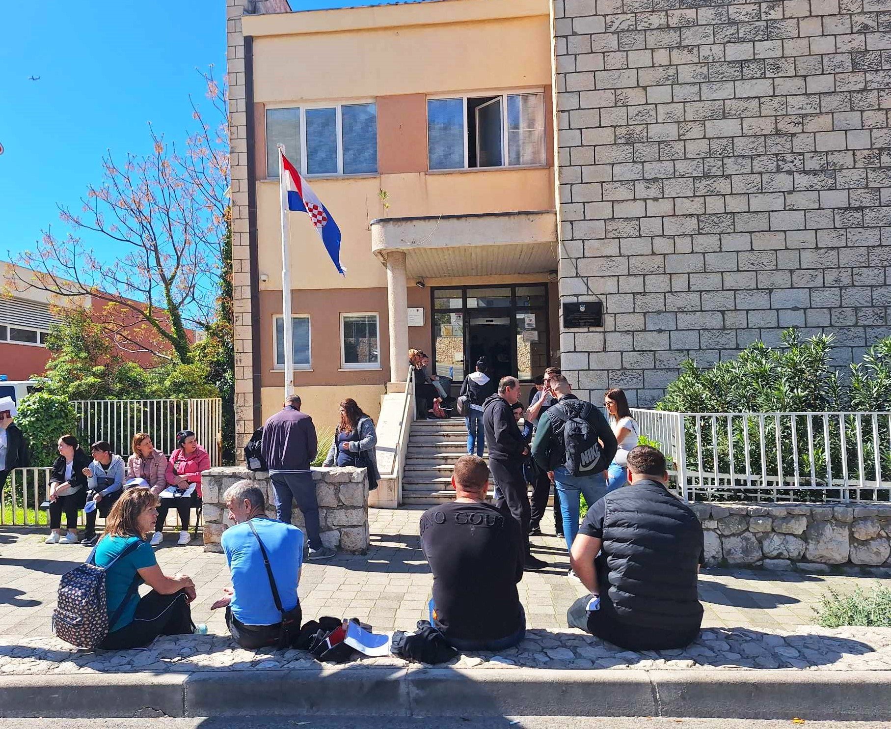 Zašto se stvaraju veliki redovi pri čekanju za radne dozvole? Odgovor ...