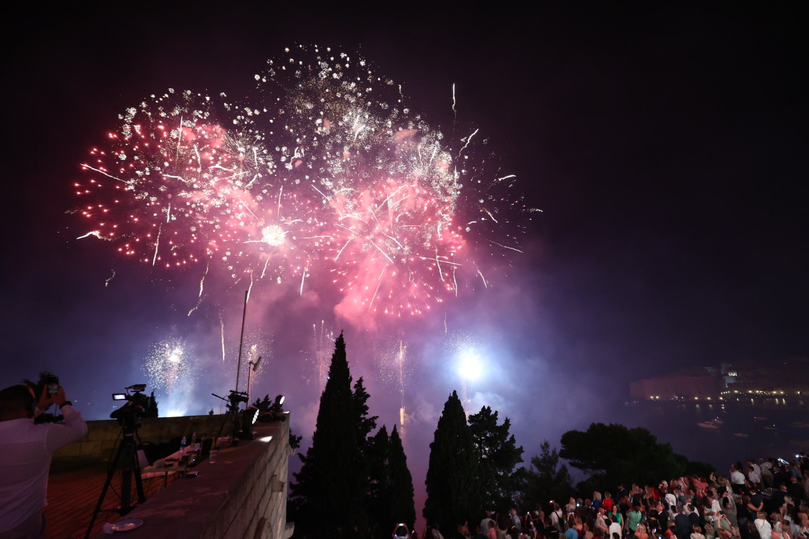 Tradicionalni domjenak na taraci Umjetničke galerije: Pogledajte tko je sve uživao u najboljem ...