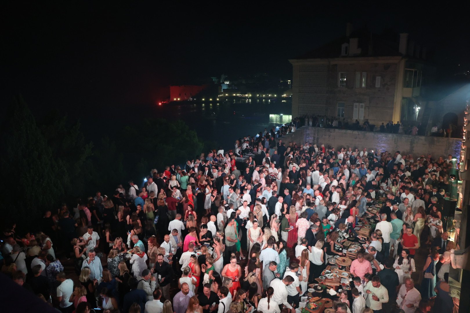 Tradicionalni domjenak na taraci Umjetničke galerije: Pogledajte tko je ...