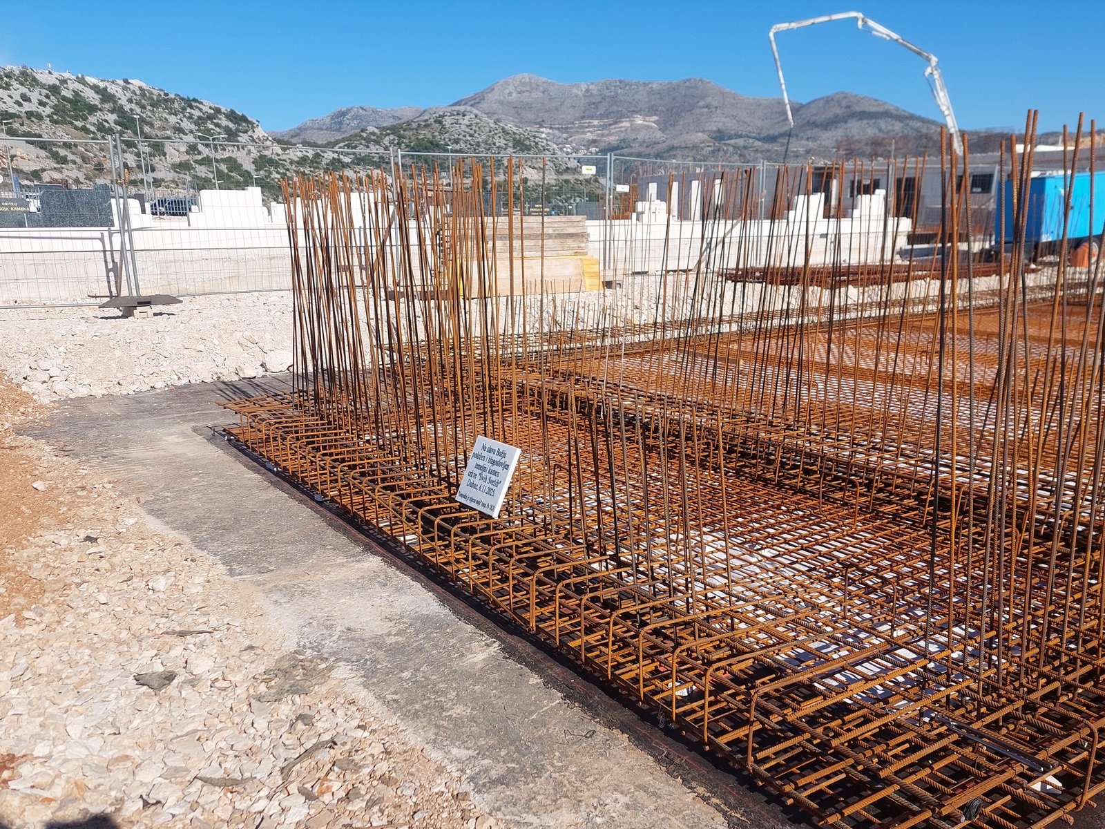 Položen kamen temeljac, krenula je gradnja crkvice na groblju Dubac ...