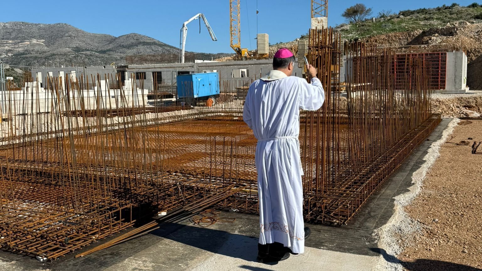 Položen kamen temeljac, krenula je gradnja crkvice na groblju Dubac ...