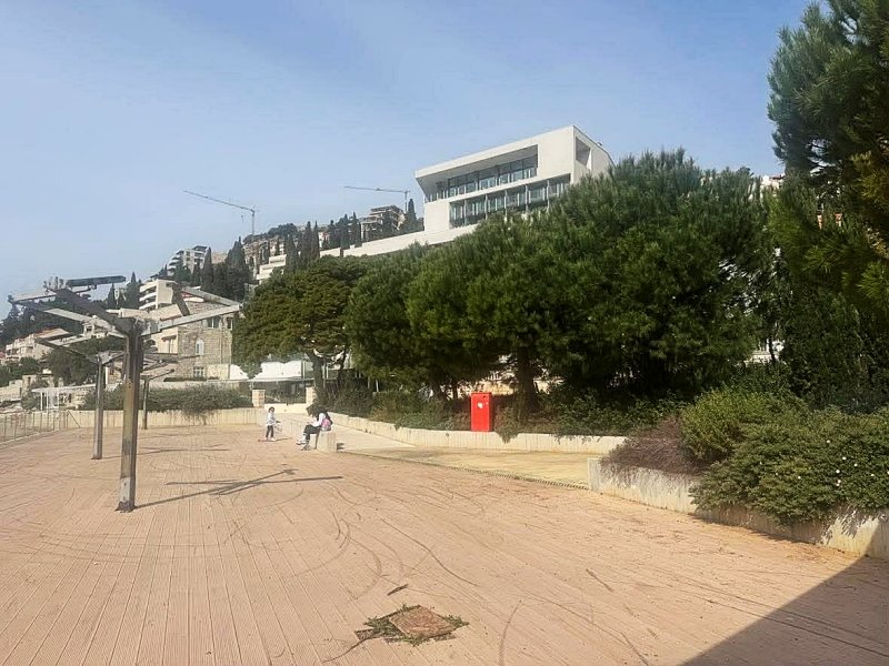 PRIRODA SE NE DA Obraslo zelenilo prekrilo ružni beton u Uvali (FOTO ...