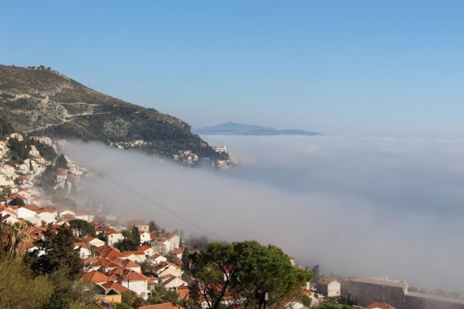 NE VIĐA SE ČESTO! Pogledajte kako izgleda Grad opkoljen maglom (FOTO ...