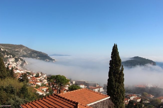NE VIĐA SE ČESTO! Pogledajte kako izgleda Grad opkoljen maglom (FOTO ...