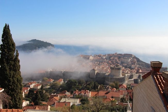 NE VIĐA SE ČESTO! Pogledajte kako izgleda Grad opkoljen maglom (FOTO ...