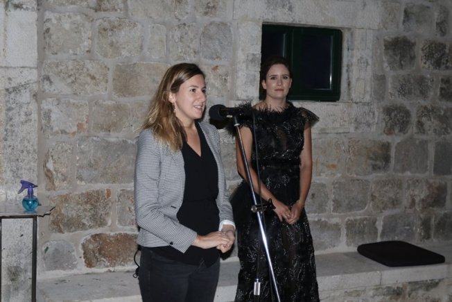 DIRLJIVA POSVETA MAJCI Nora Novak otvorila svoju prvu izložbu u rodnom ...