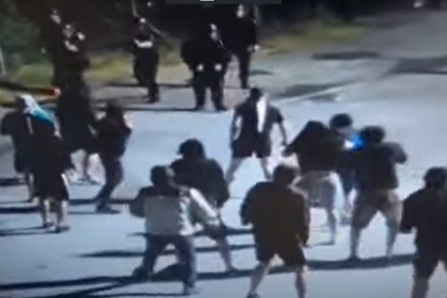 Policija objavila snimke tučnjave, navijači ih gađali kamenjem ... Policija objavila snimke tučnjave, navijači ih gađali kamenjem ...