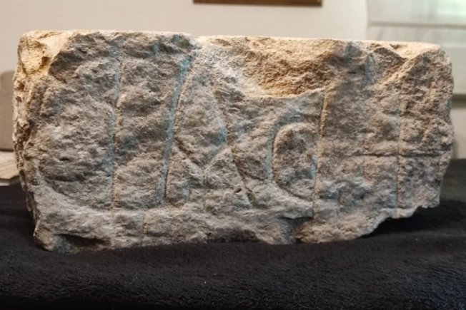 VRIJEDAN ARHEOLOŠKI NALAZ Niko Kapetanić poklonio Općini Konavle kamen ...